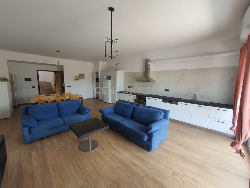 JEPET ME QERA KATI 3 I NJE SHTEPIE PRIVATE NE PLAZH TE VJETER - Century ...