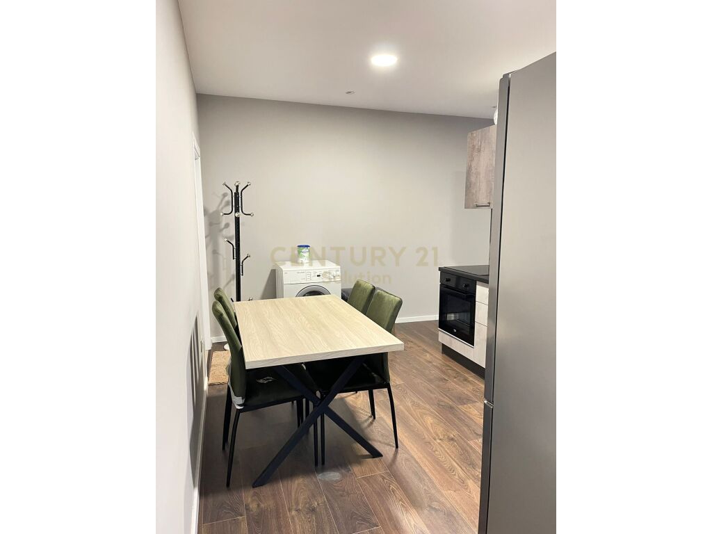 JEPET ME QERA APARTAMENT 1+1 TEK VARRI BAMIT - Century 21 Albania