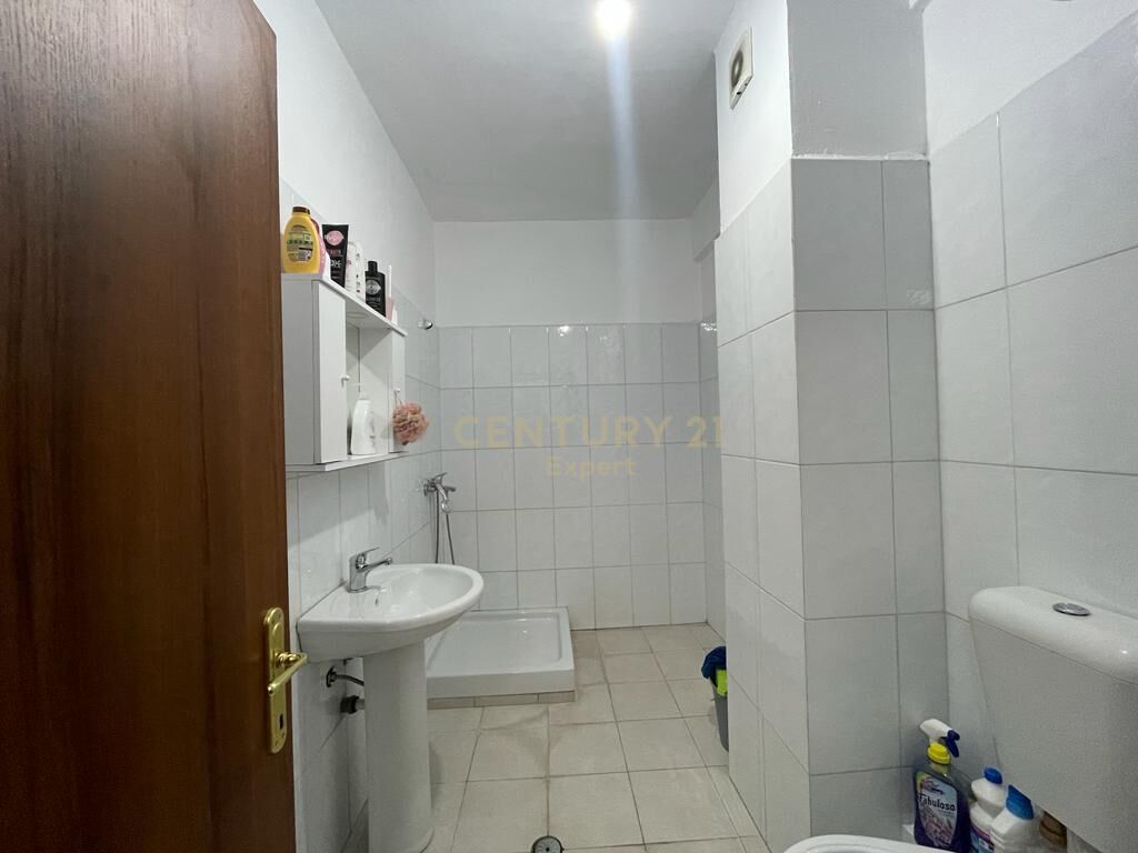JAPIM APARTAMENT 2+1 ME QIRA TEK KOMPLEKSI FRATARI !! - Century 21 Albania