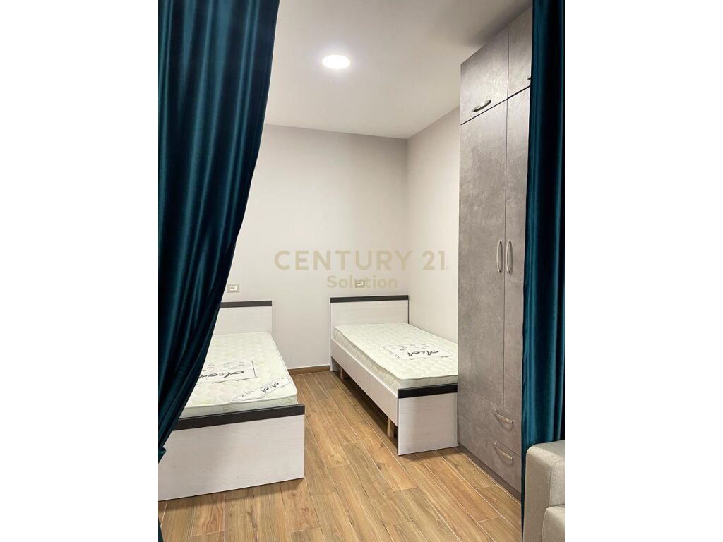 JEPET ME QIRA GARSONIERE TEK VARRI BAMIT! - Century 21 Albania