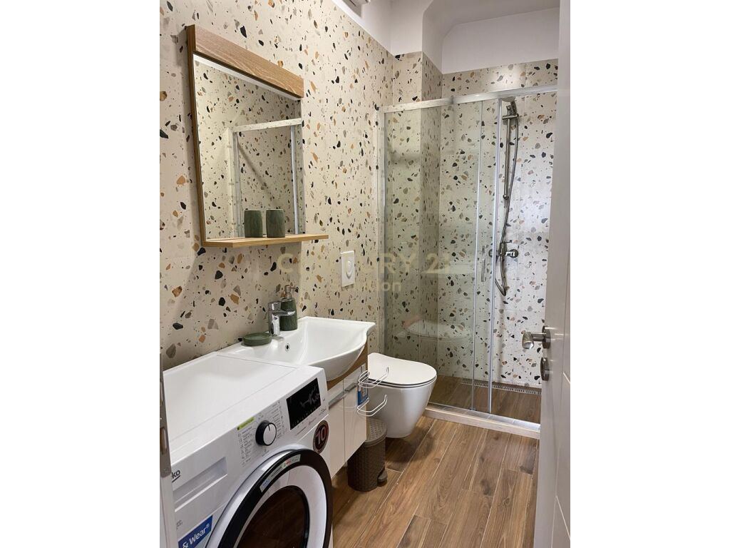 JEPET ME QIRA GARSONIERE TEK VARRI BAMIT! - Century 21 Albania
