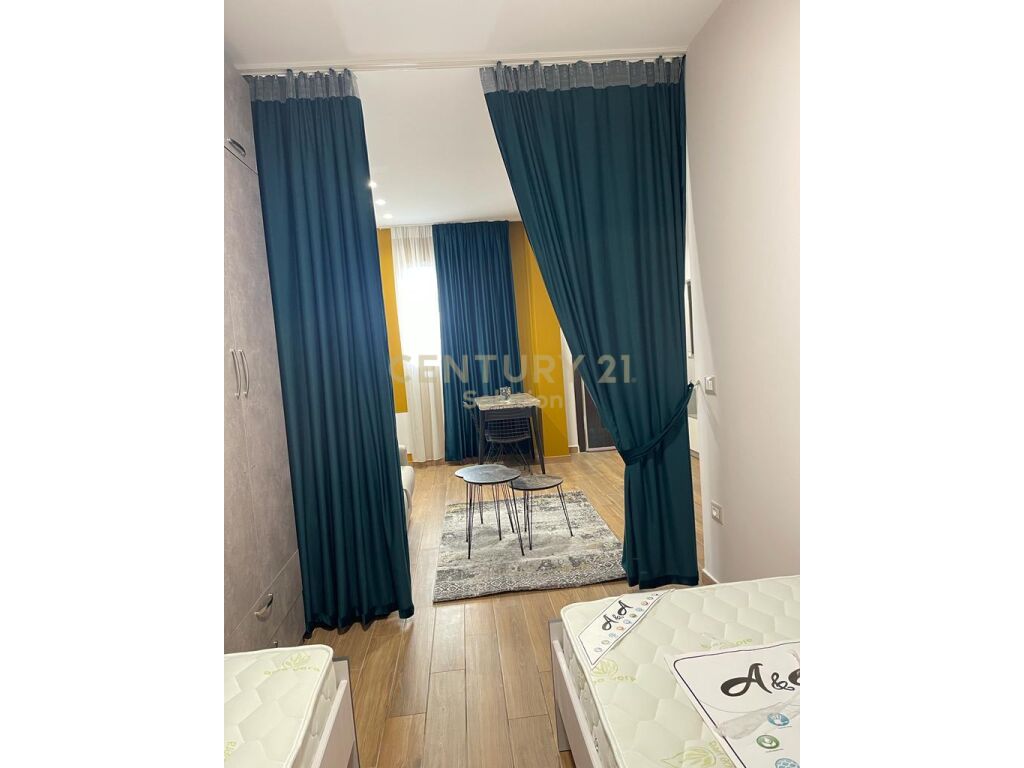 JEPET ME QIRA GARSONIERE TEK VARRI BAMIT! - Century 21 Albania