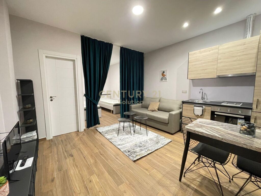 JEPET ME QIRA GARSONIERE TEK VARRI BAMIT! - Century 21 Albania