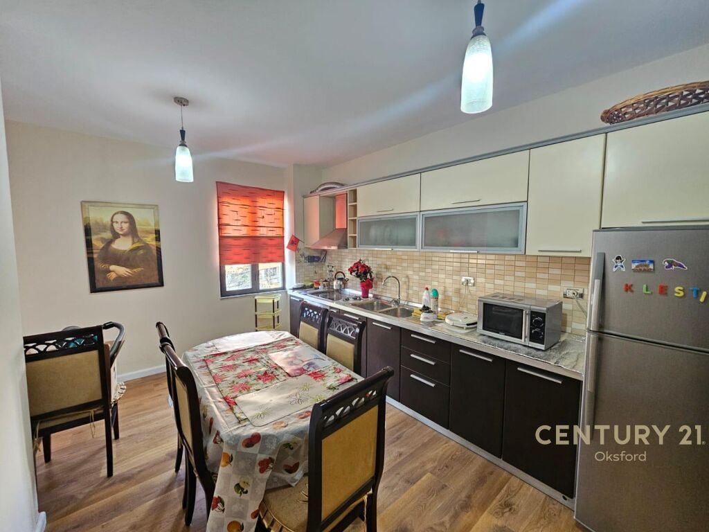 JEPET ME QIRA APARTAMENT 2+1+2 TE PALLATI ME SHIGJETA - Century 21 Albania