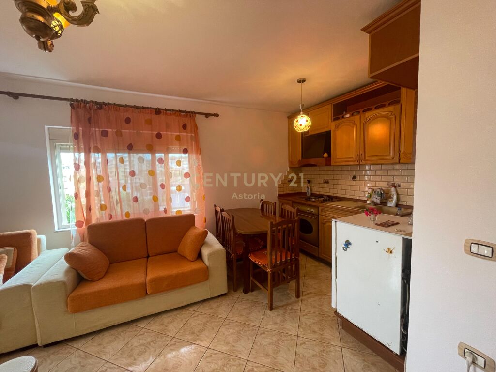 JEPET ME QIRA APARTAMENT 1+1, RRETHRROTULLIMI I SHKOZES - Century 21 ...
