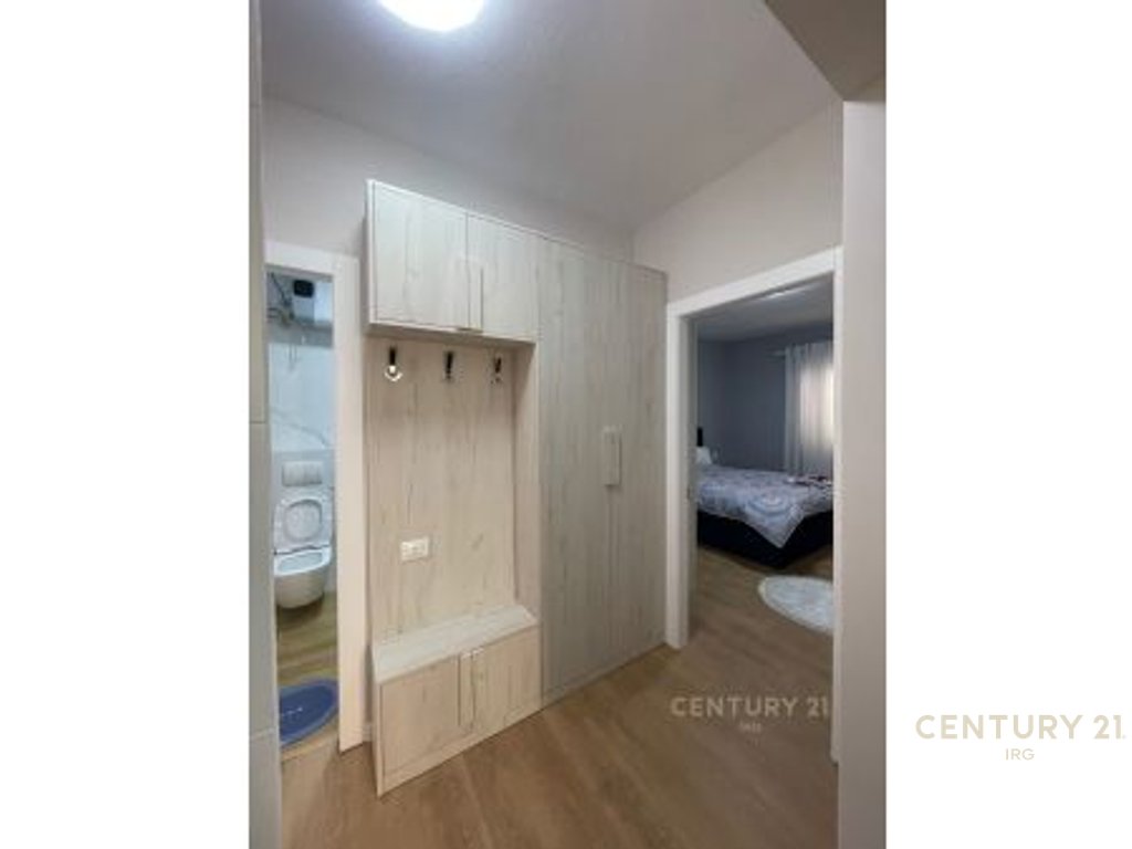 APARTAMENT 1+1 ME QIRA ,PRANE KAFE FLORA! - Century 21 Albania